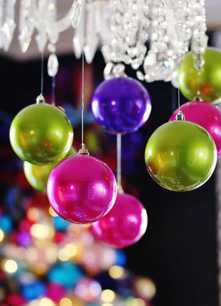 27 Ideas On How To Decorate With Ornaments - Thistlewood Farm